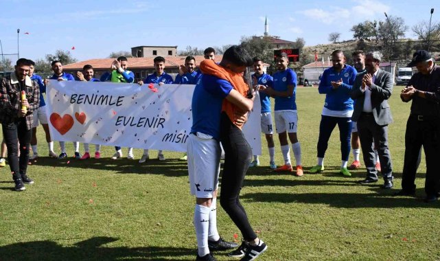 Yeşil sahada sürpriz evlilik teklifi - SPOR - Karaman Olay Haber Sitesi Yeşil sahada sürpriz evlilik teklifi - SPOR - Karaman Olay Haber Sitesi
